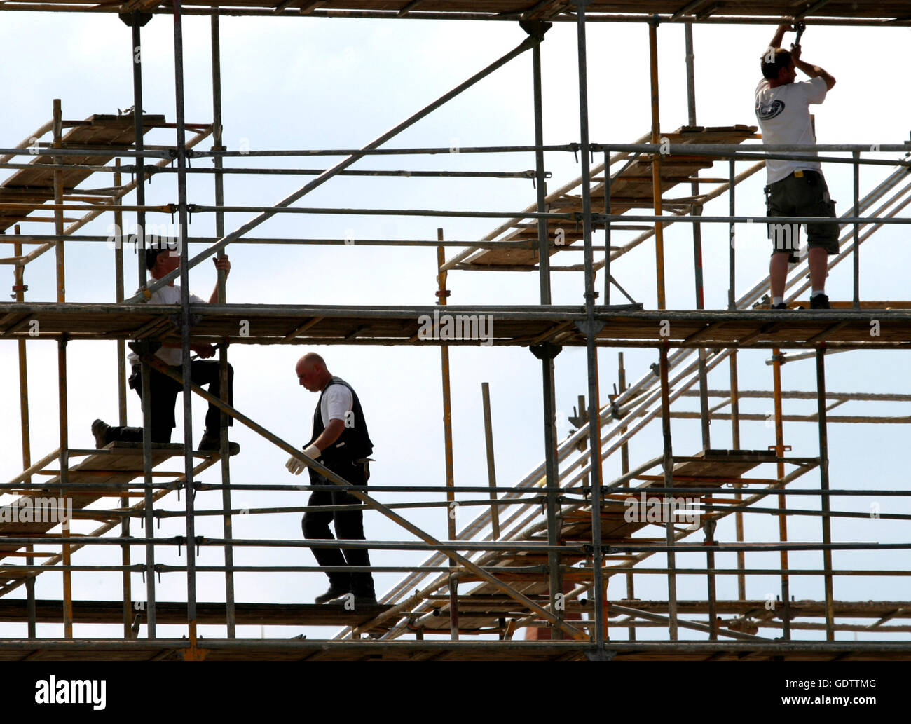 Construction workers on scaffolding Stock Photo - Alamy