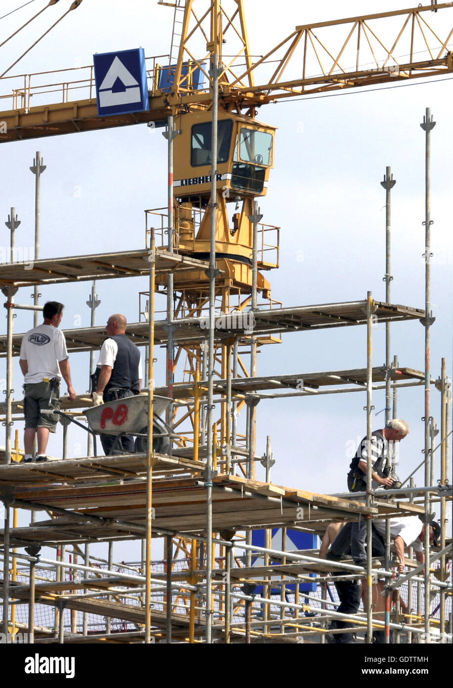Scaffolding workers hi-res stock photography and images - Alamy