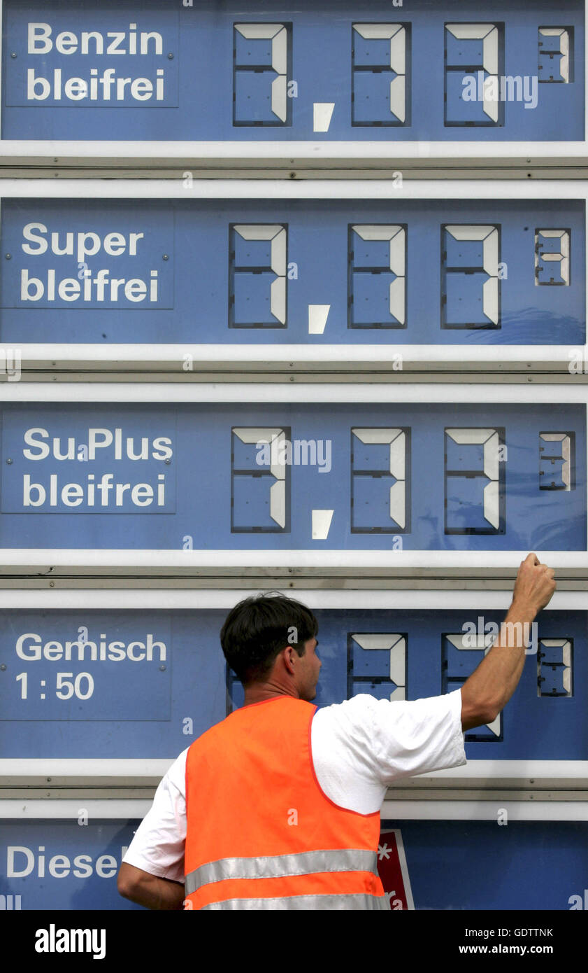 Go haywire hi-res stock photography and images - Alamy