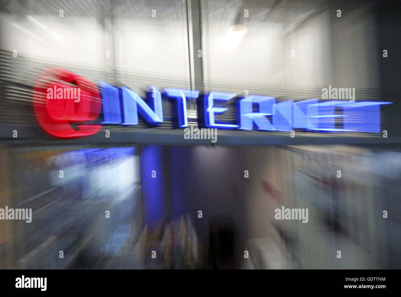 2004 advertisement hi-res stock photography and images - Alamy