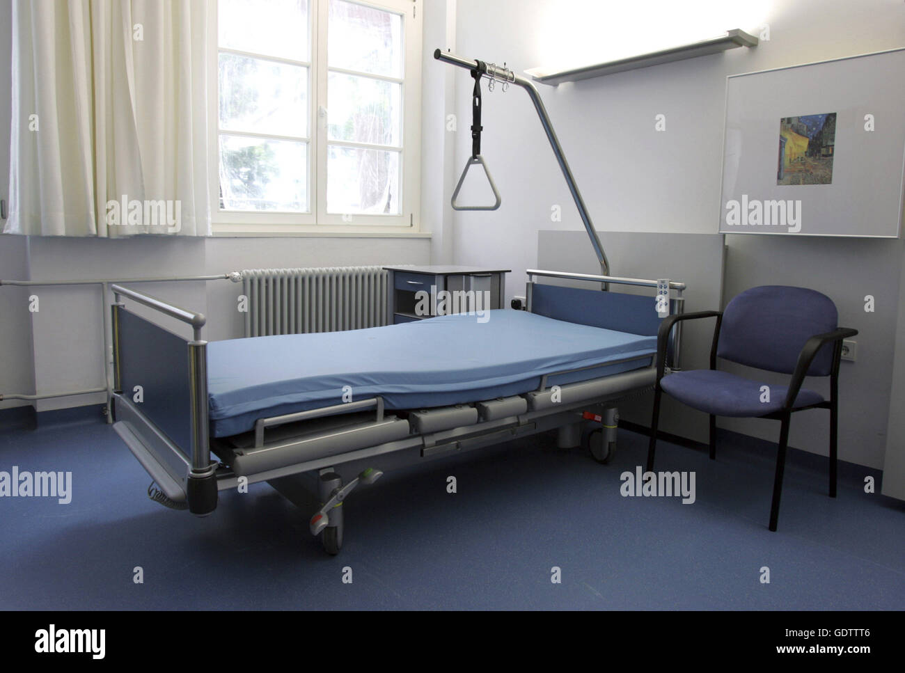 12 06 2004 empty patient room with patient bed in a hospital hi-res ...