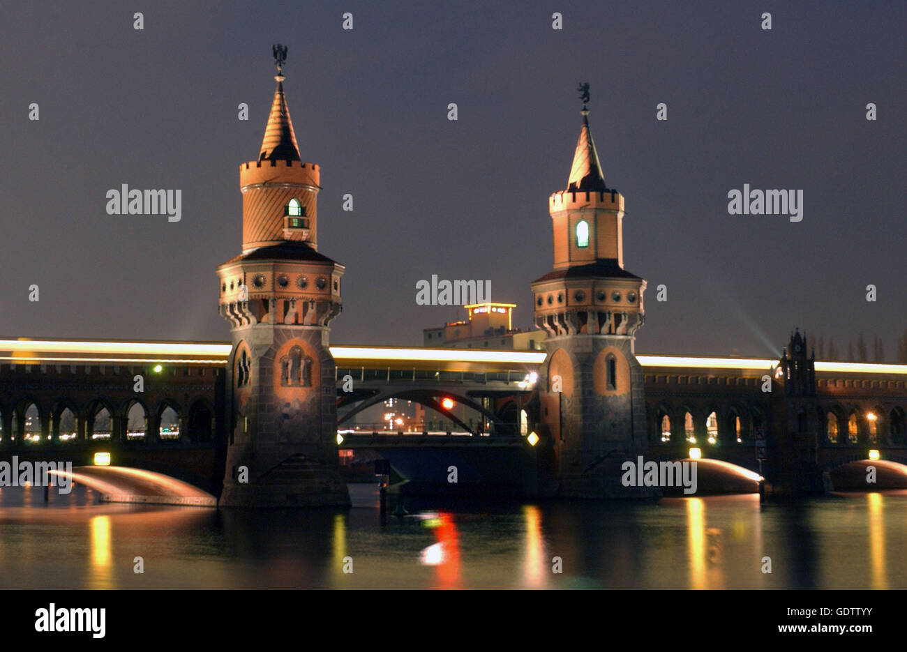 Train crosses oberbaum bridge hi-res stock photography and images - Alamy