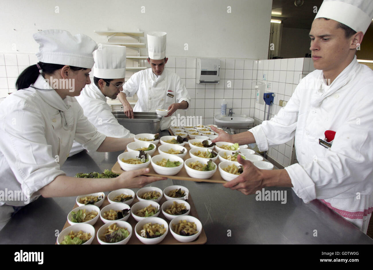 Apprentice chefs in a canteen kitchen Stock Photo - Alamy