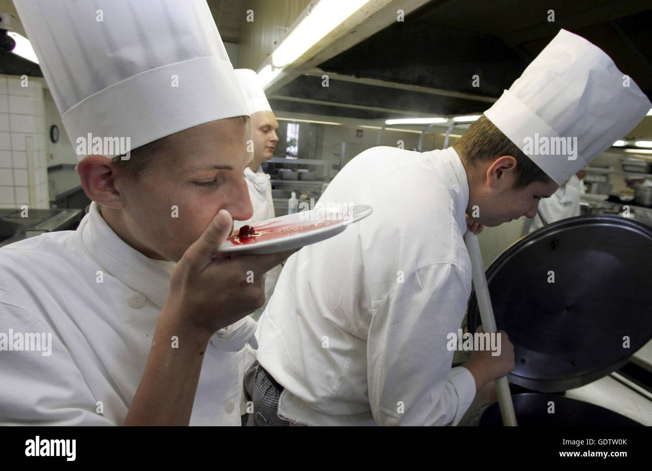 Apprentice chef hi-res stock photography and images - Alamy