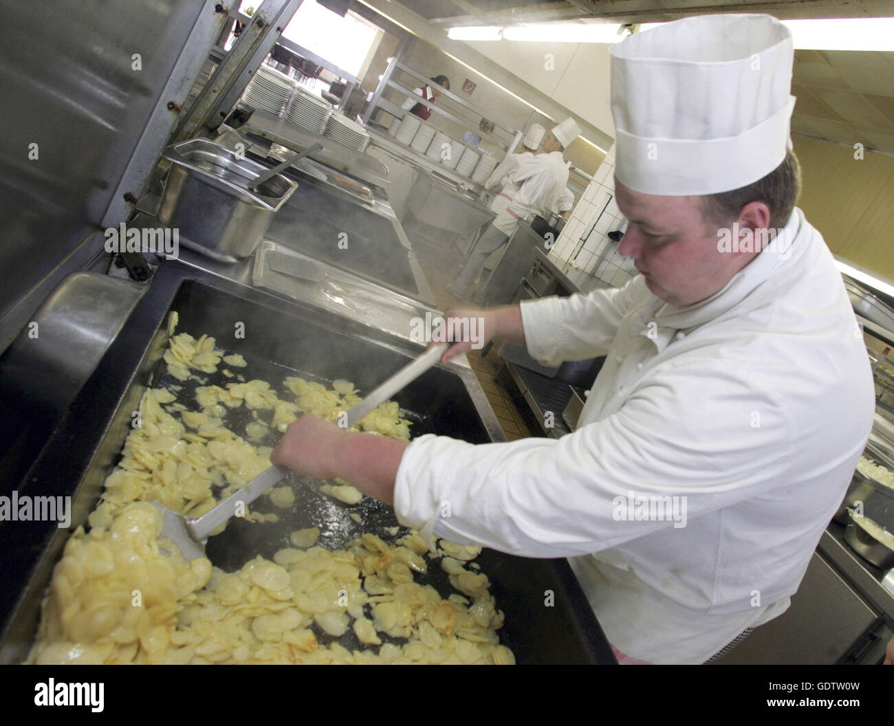 Apprentice chef hi-res stock photography and images - Alamy
