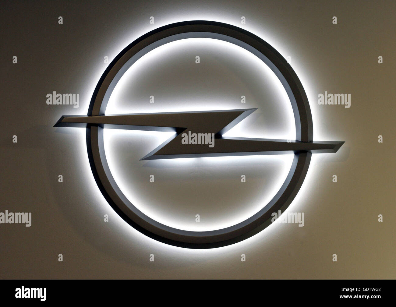 Opel emblem hi-res stock photography and images - Alamy