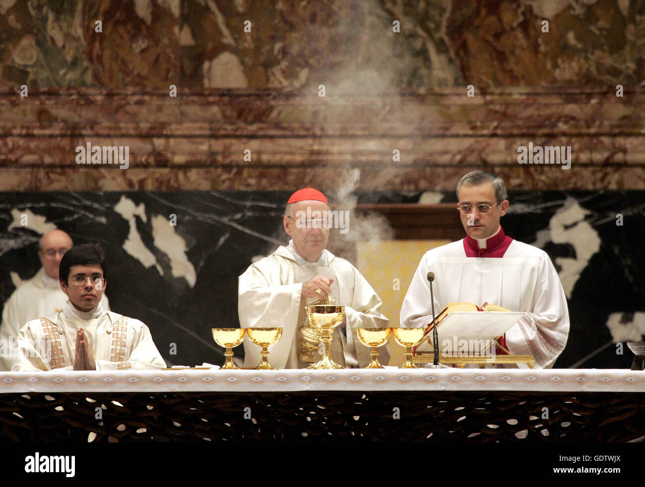 St peter's basilica vatican mass hi-res stock photography and images ...