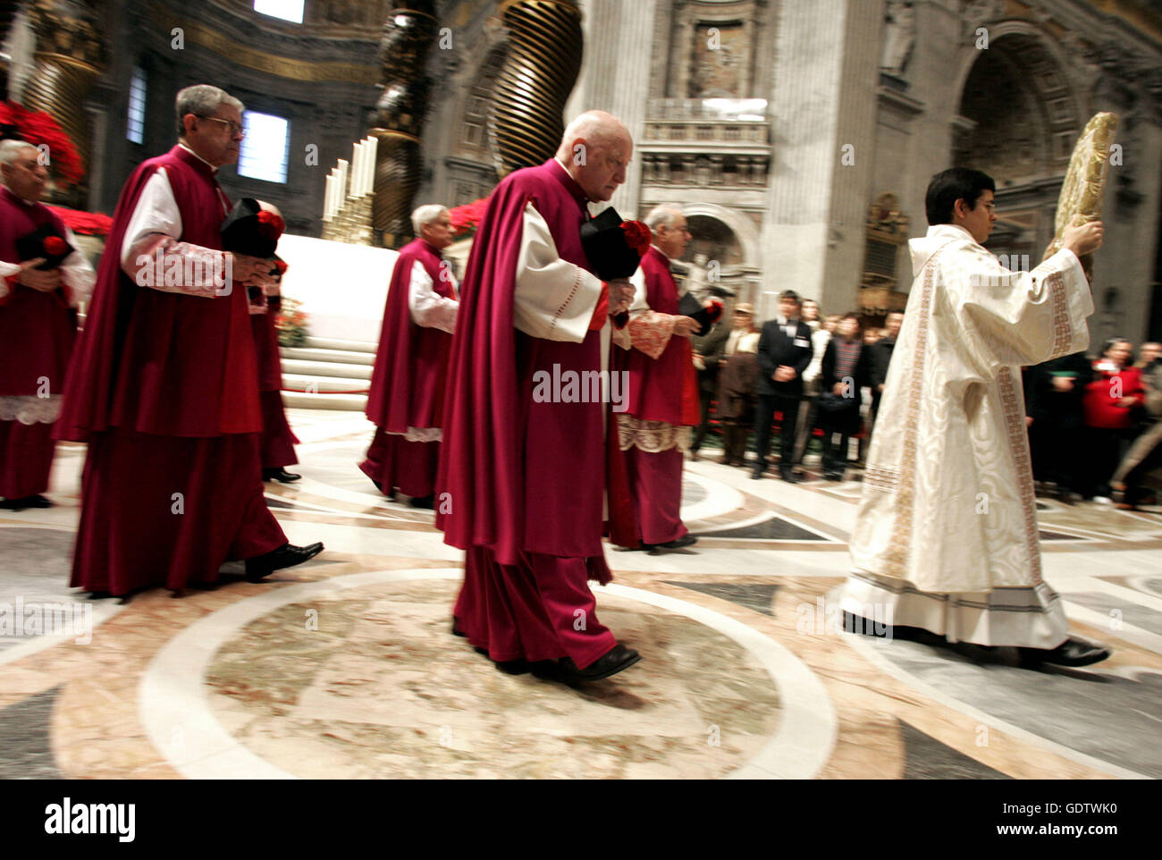 Vatican mass hi-res stock photography and images - Alamy