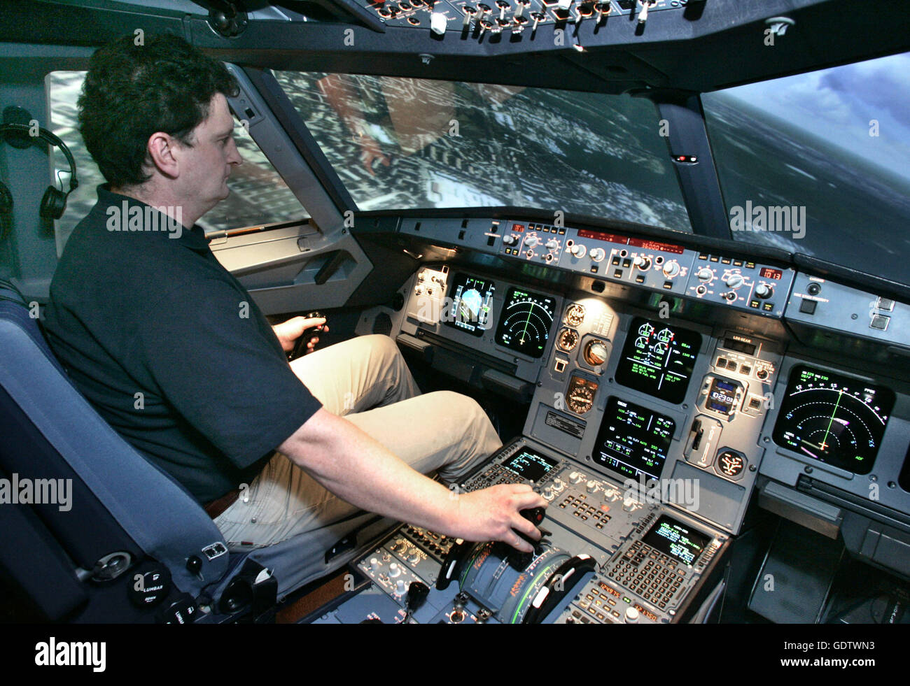 Cockpit airbus a320 flight simulator hi-res stock photography and ...
