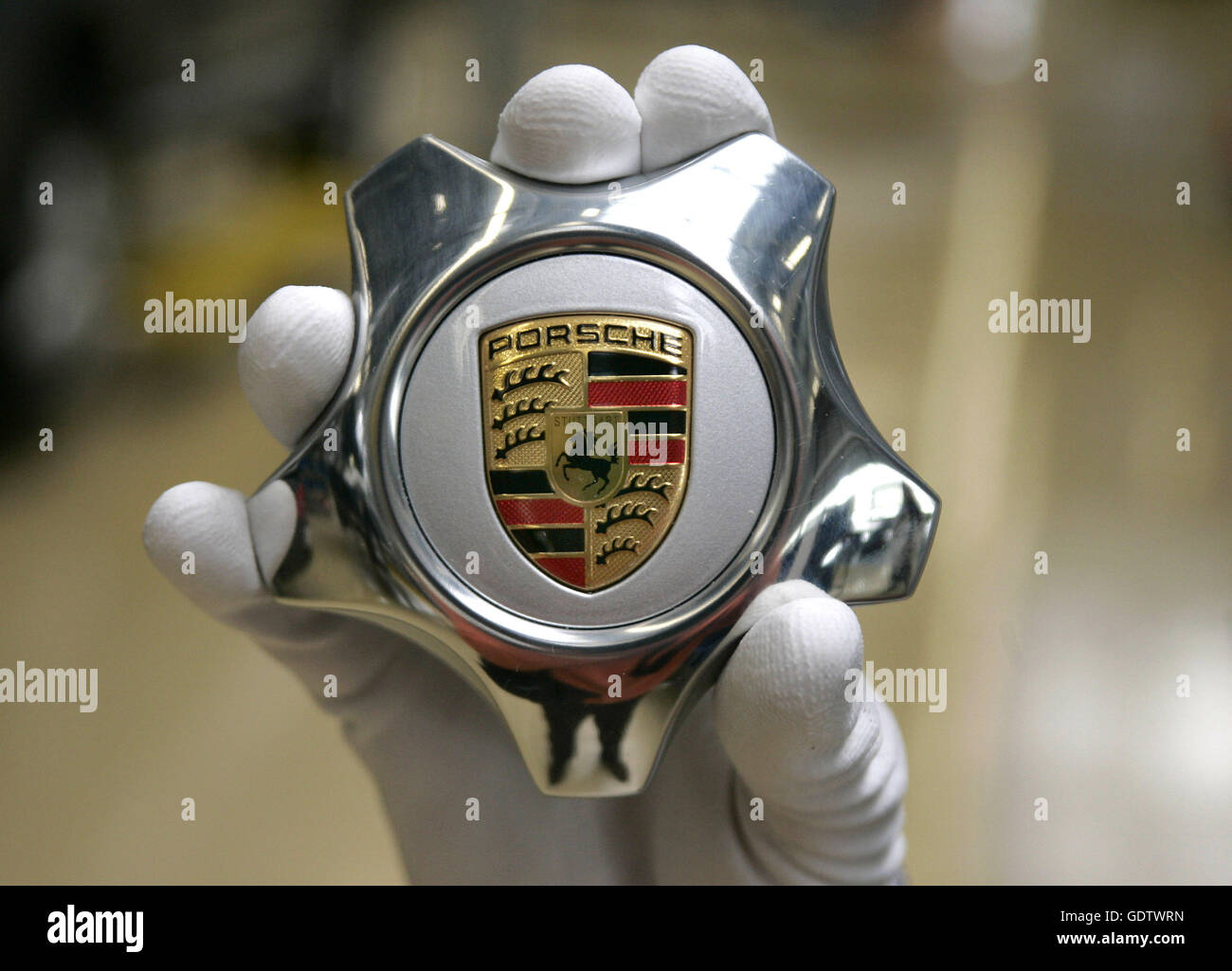 03 03 05 porsche wheel emblem hi-res stock photography and images - Alamy