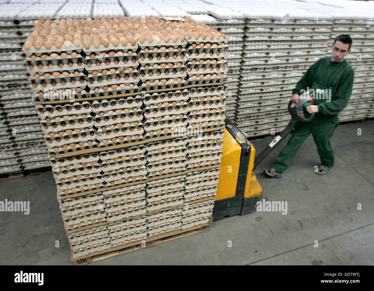 Egg pallets hi-res stock photography and images - Alamy