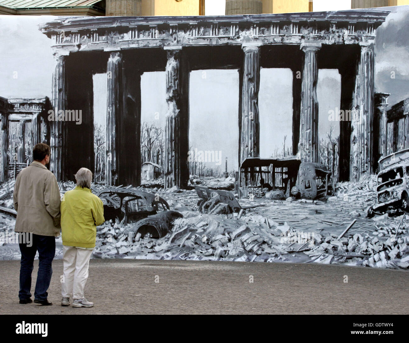Brandenburg gate 1945 hi-res stock photography and images - Alamy