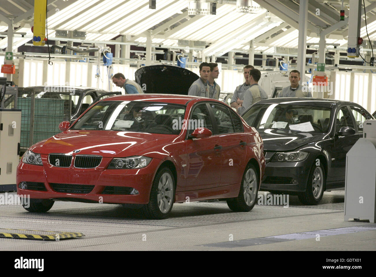 13 05 05 bmw assembly line work in the bmw plant in leipzig hi-res ...