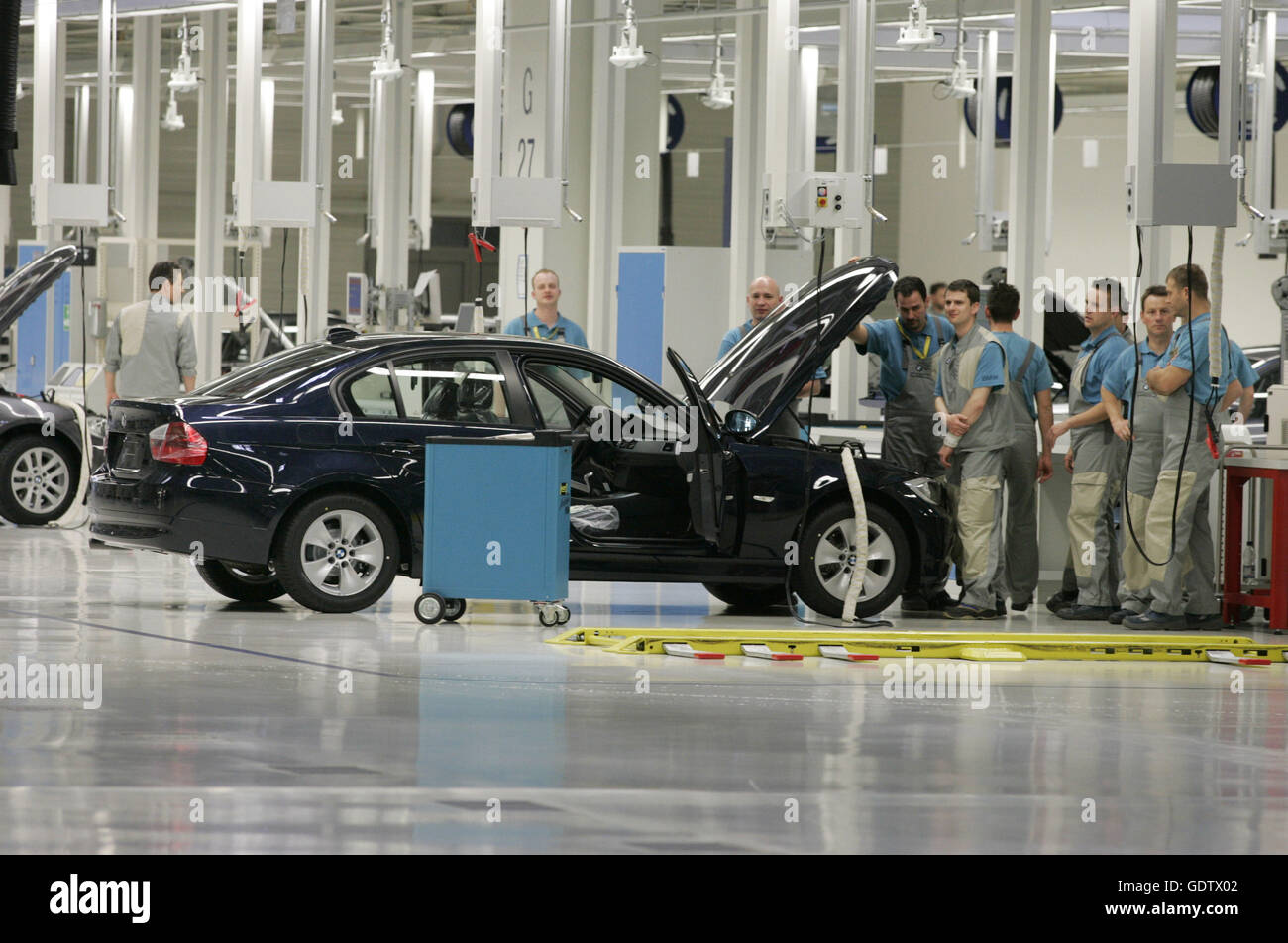13 05 05 bmw assembly line work in the bmw plant in leipzig hi-res ...