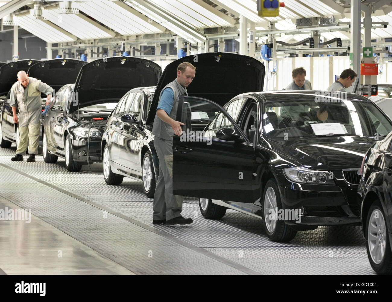 13 05 05 bmw assembly line work in the bmw plant in leipzig hi-res ...