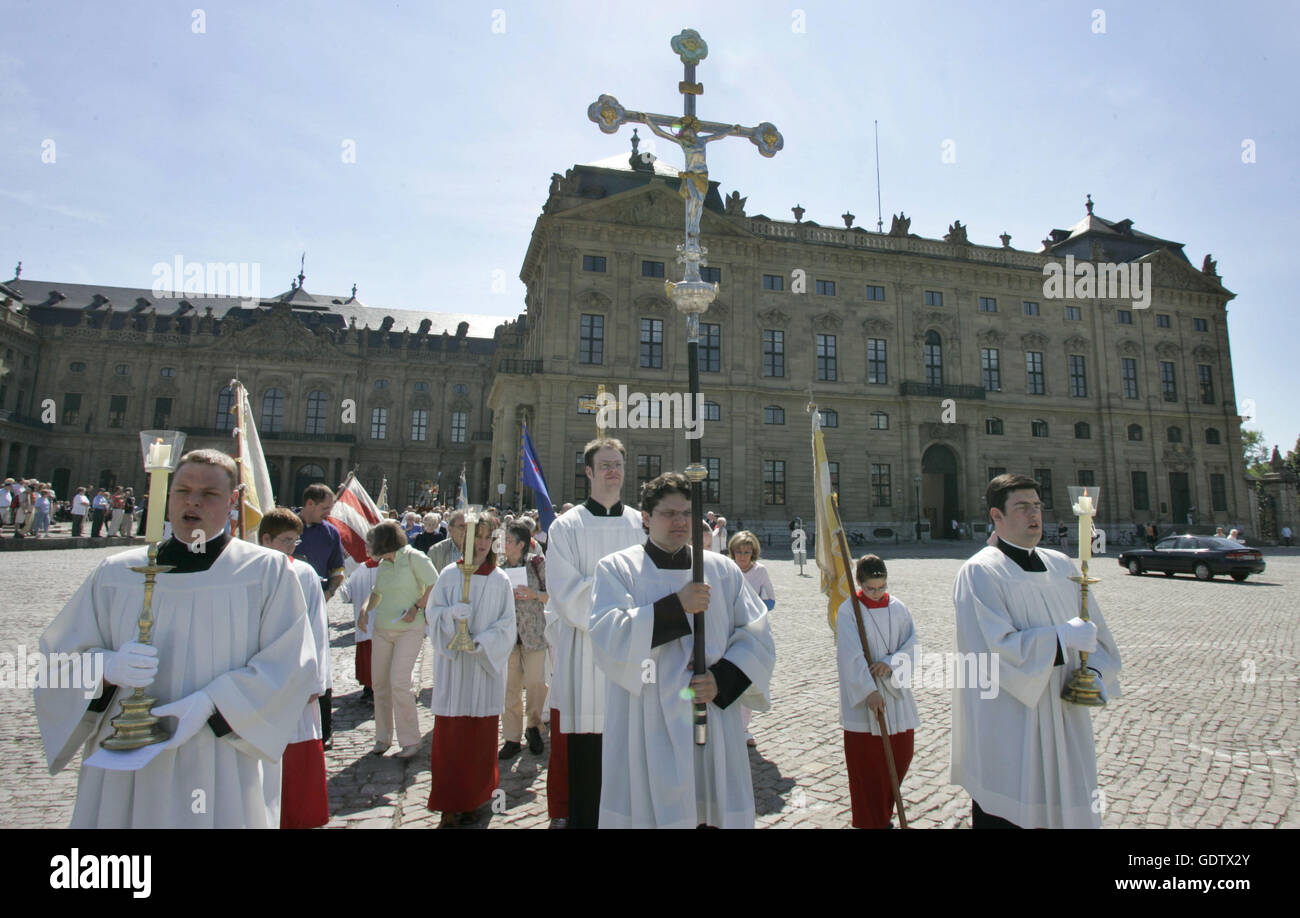 Altar servers with candles and crucifix hi-res stock photography and ...