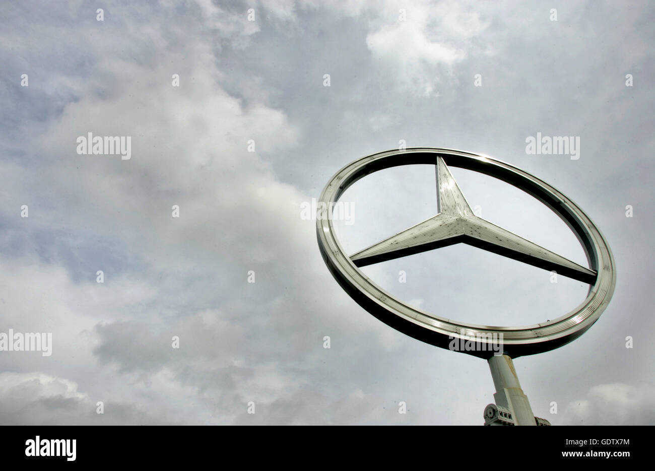Mercedes star logo hi-res stock photography and images - Alamy