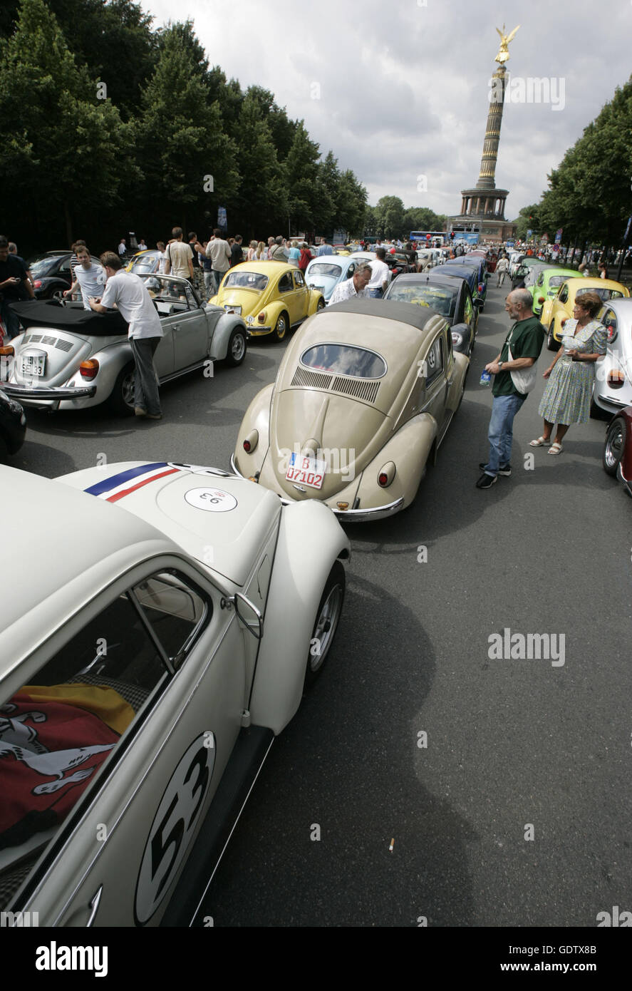 Classic volkswagen beetle car meeting hi-res stock photography and ...