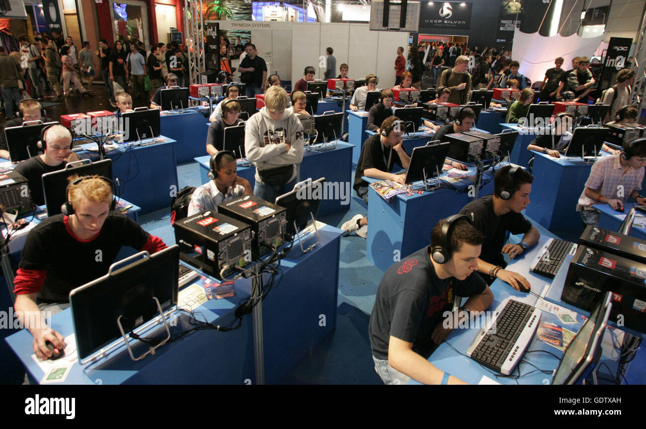 Video games trade fair hi-res stock photography and images - Alamy