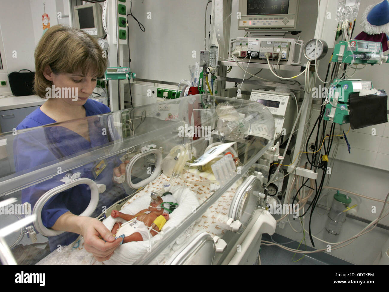 Premature baby in an incubator Stock Photo - Alamy