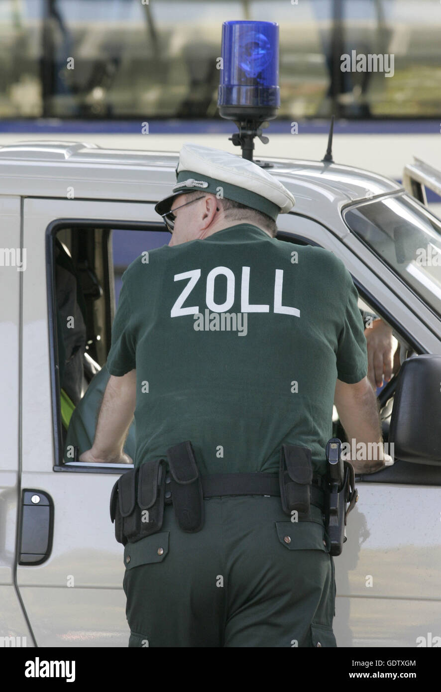 Customs vehicle check hi-res stock photography and images - Alamy