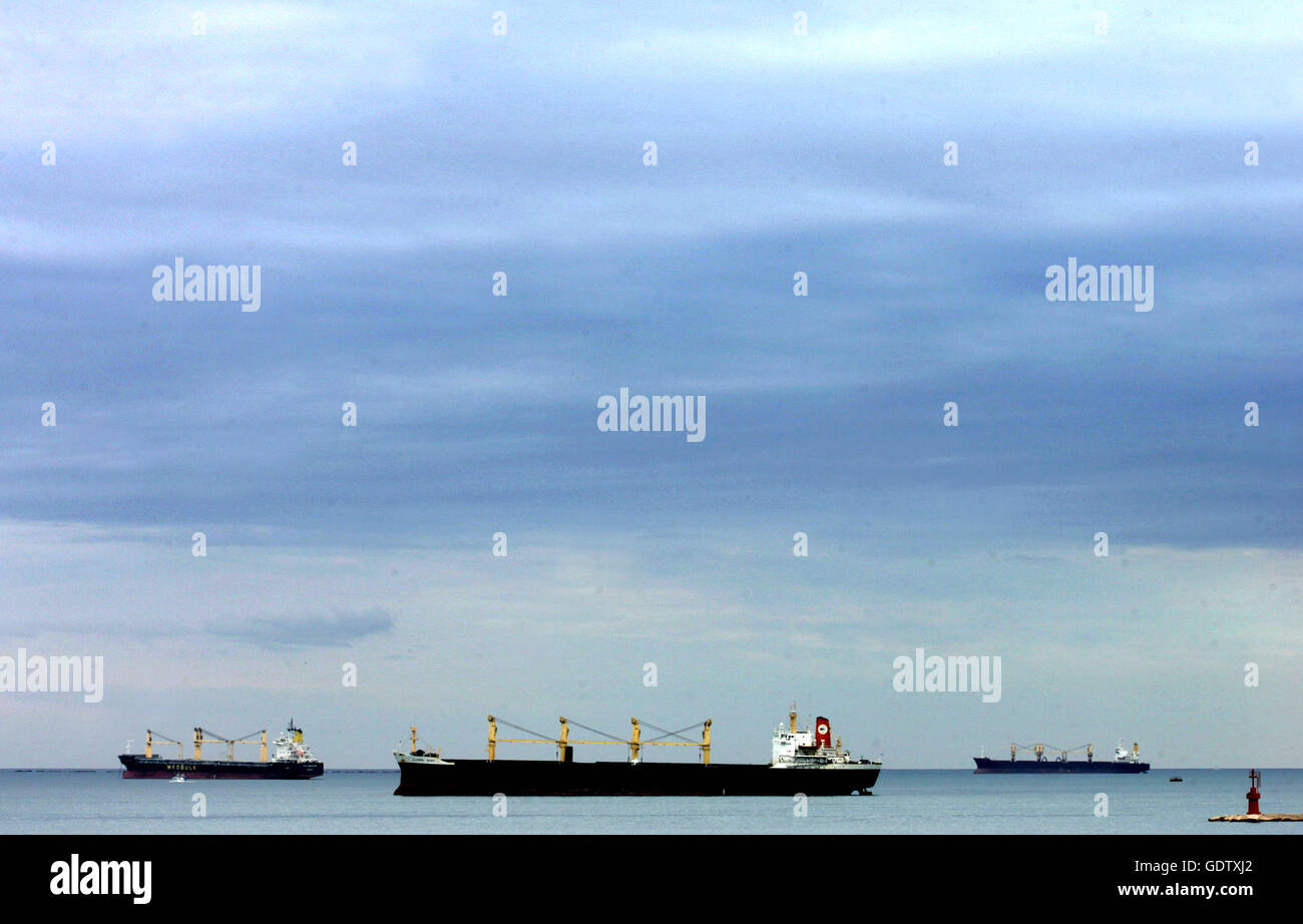 Taranto harbour hi-res stock photography and images - Alamy