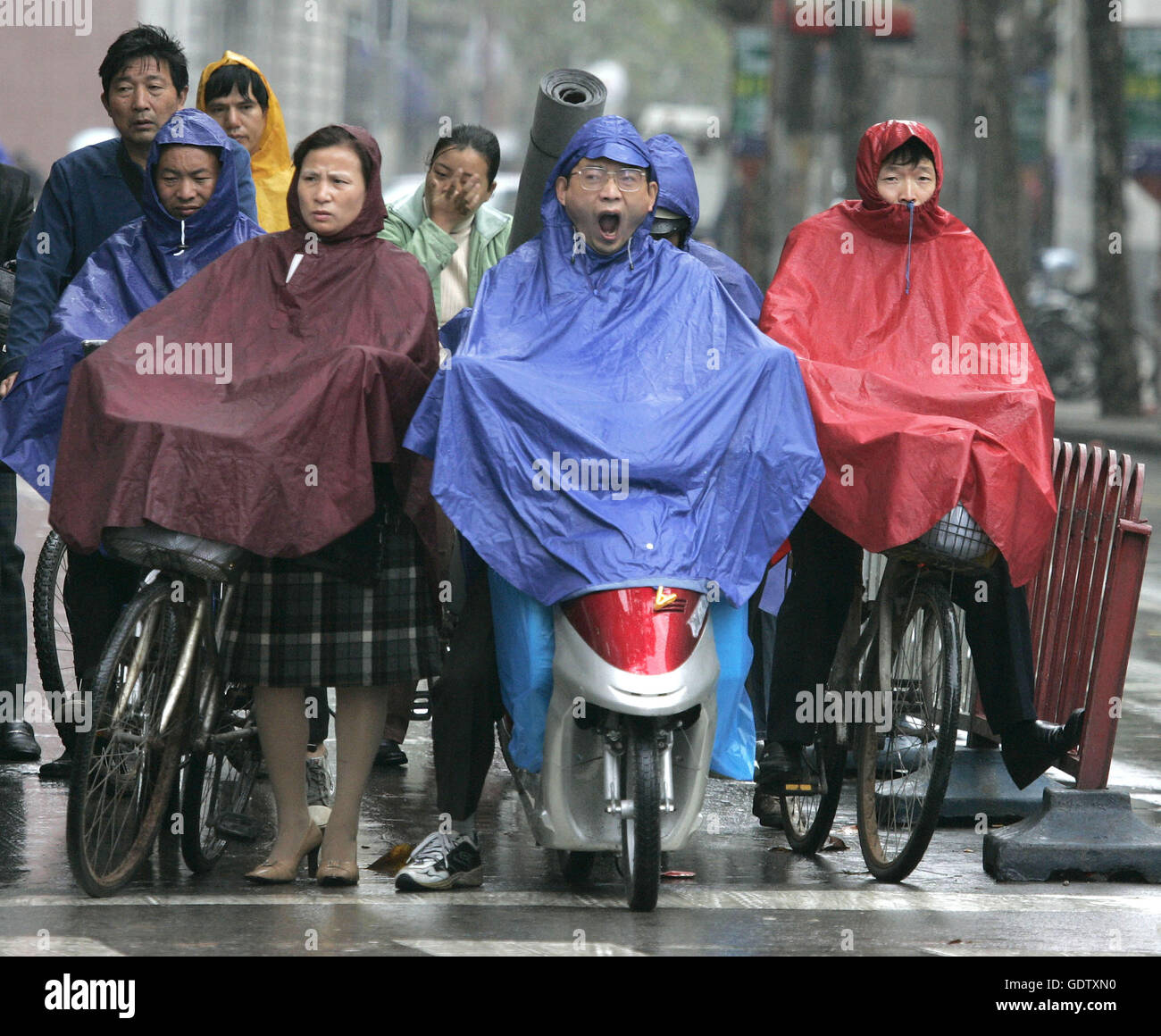 14 11 2004 a bicycle rider yawns at a crossing in shanghai hi-res stock ...