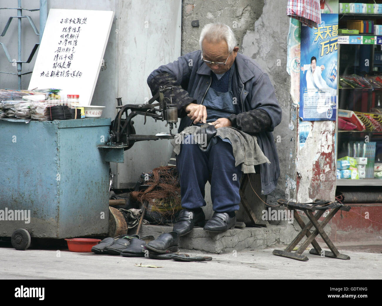 Chinese cobbler hi-res stock photography and images - Alamy