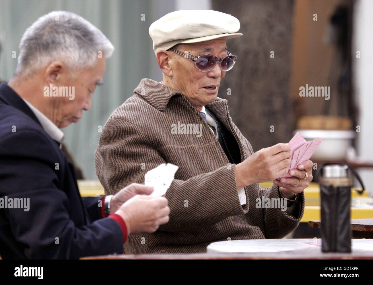 Card players in Shanghai Stock Photo - Alamy