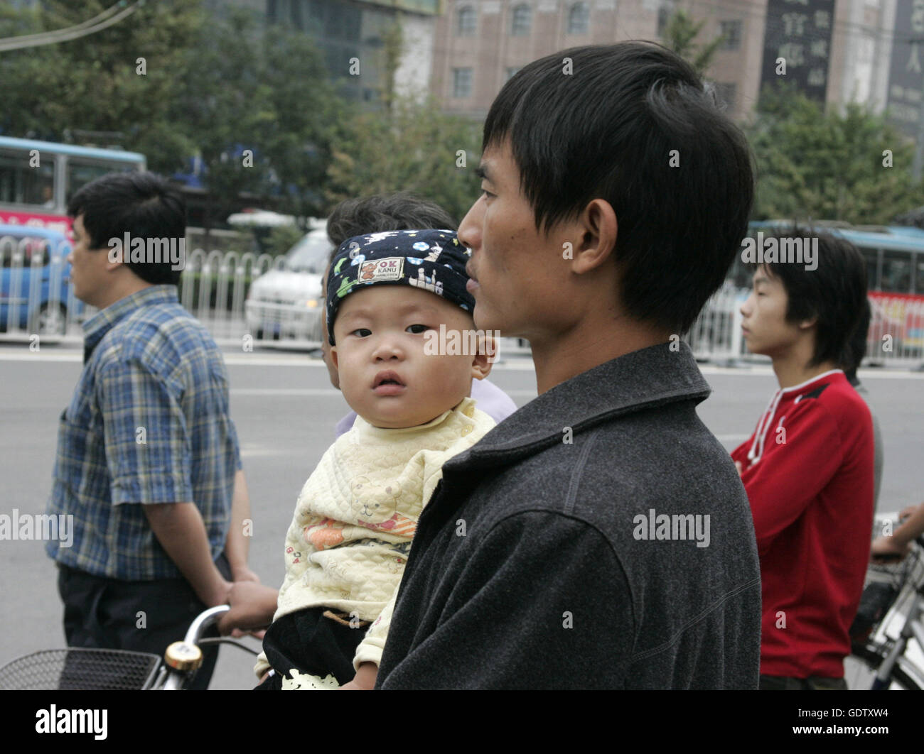 Chinese father with child Stock Photo - Alamy