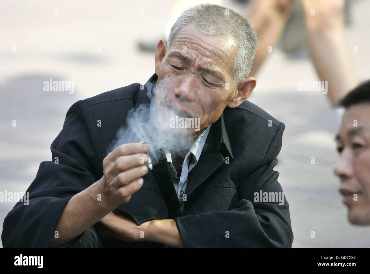 22 09 05 chinese man smoking a cigarette hi-res stock photography and ...