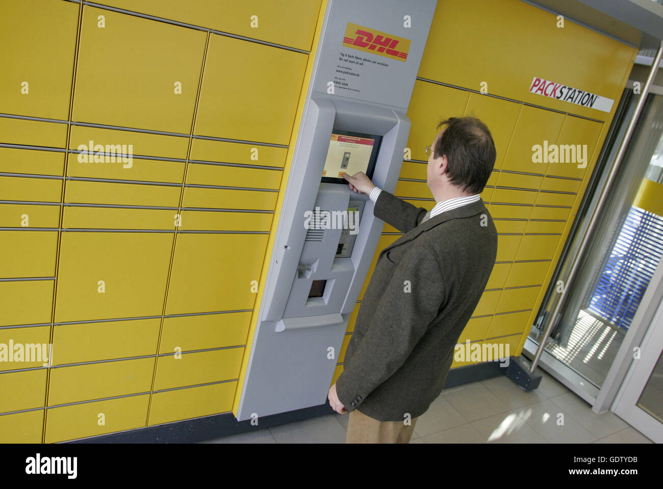 Dhl box hi-res stock photography and images - Alamy