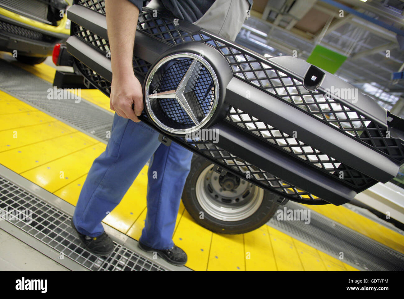 Mercedes benz manufacturing plant hi-res stock photography and images ...