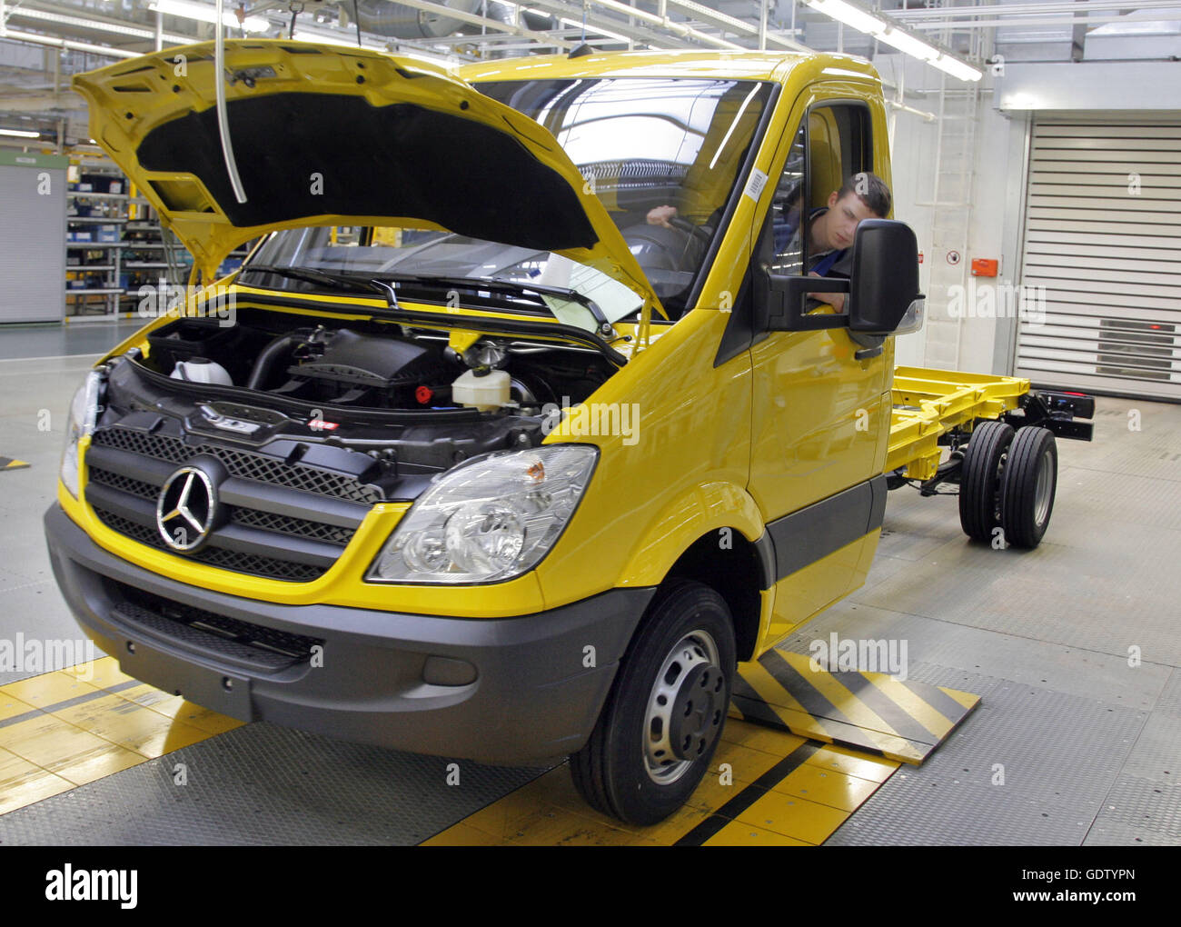 Mercedes benz manufacturing plant hi-res stock photography and images ...