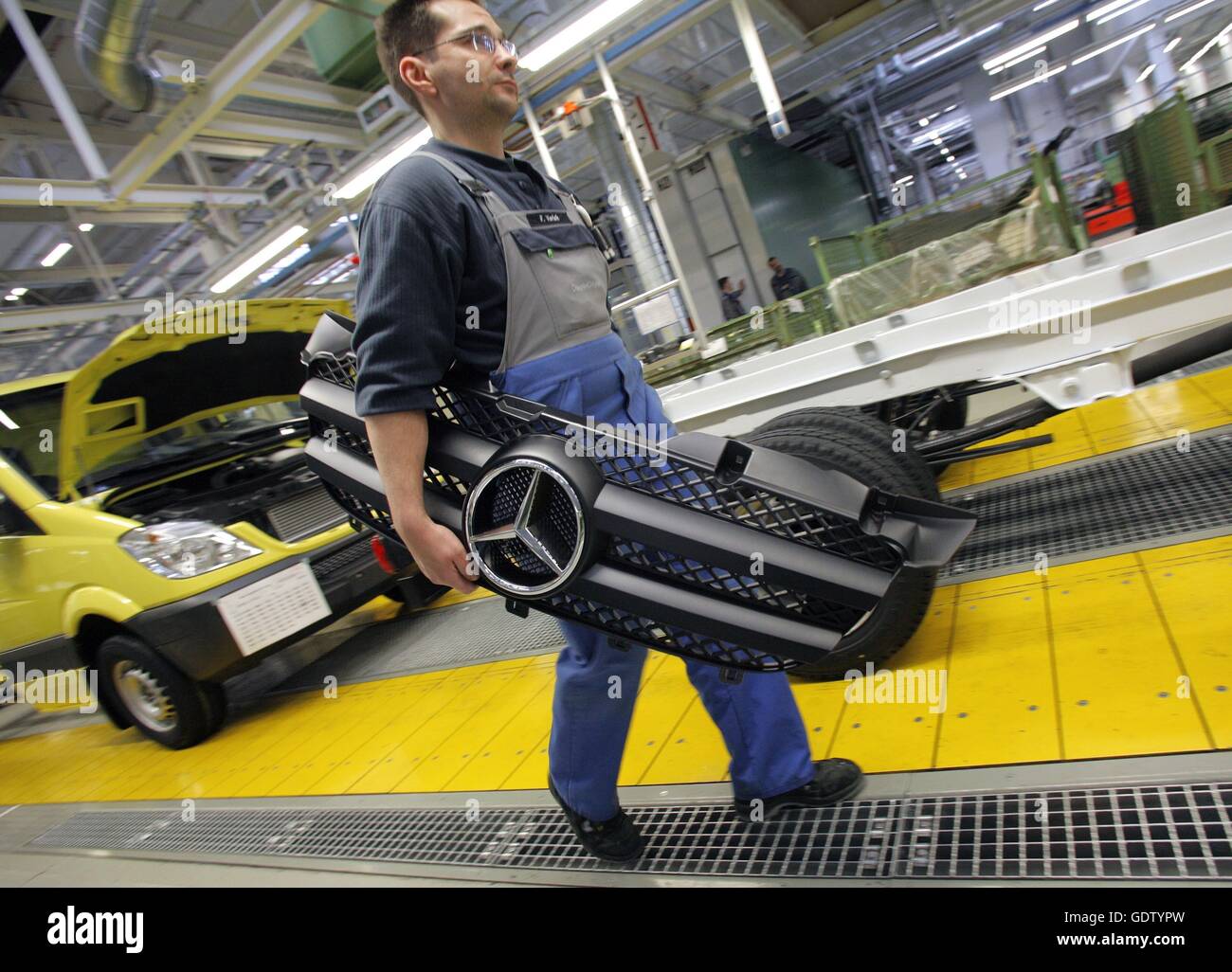 Mercedes benz manufacturing plant hi-res stock photography and images ...