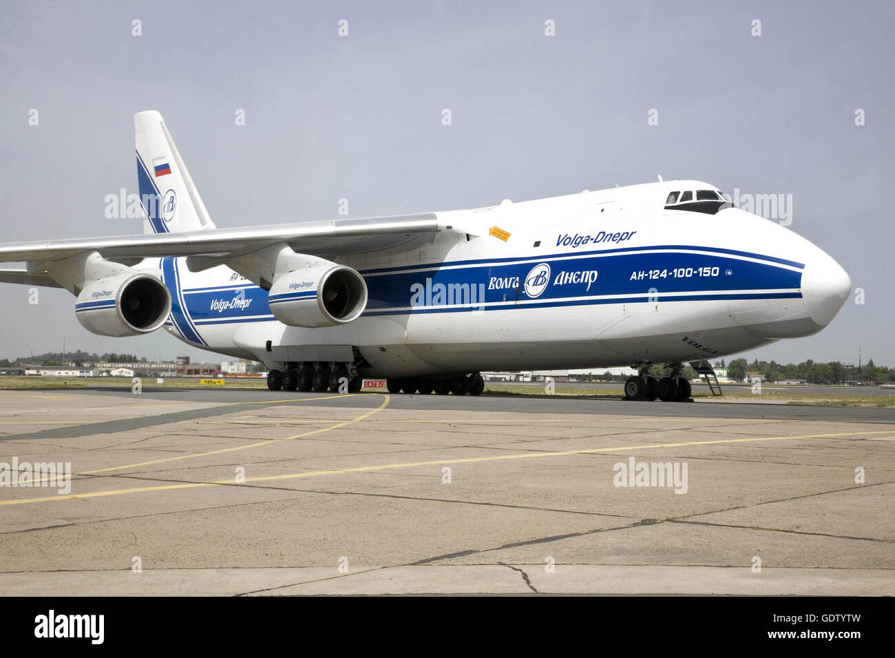 Antonov an 124 hi-res stock photography and images - Alamy