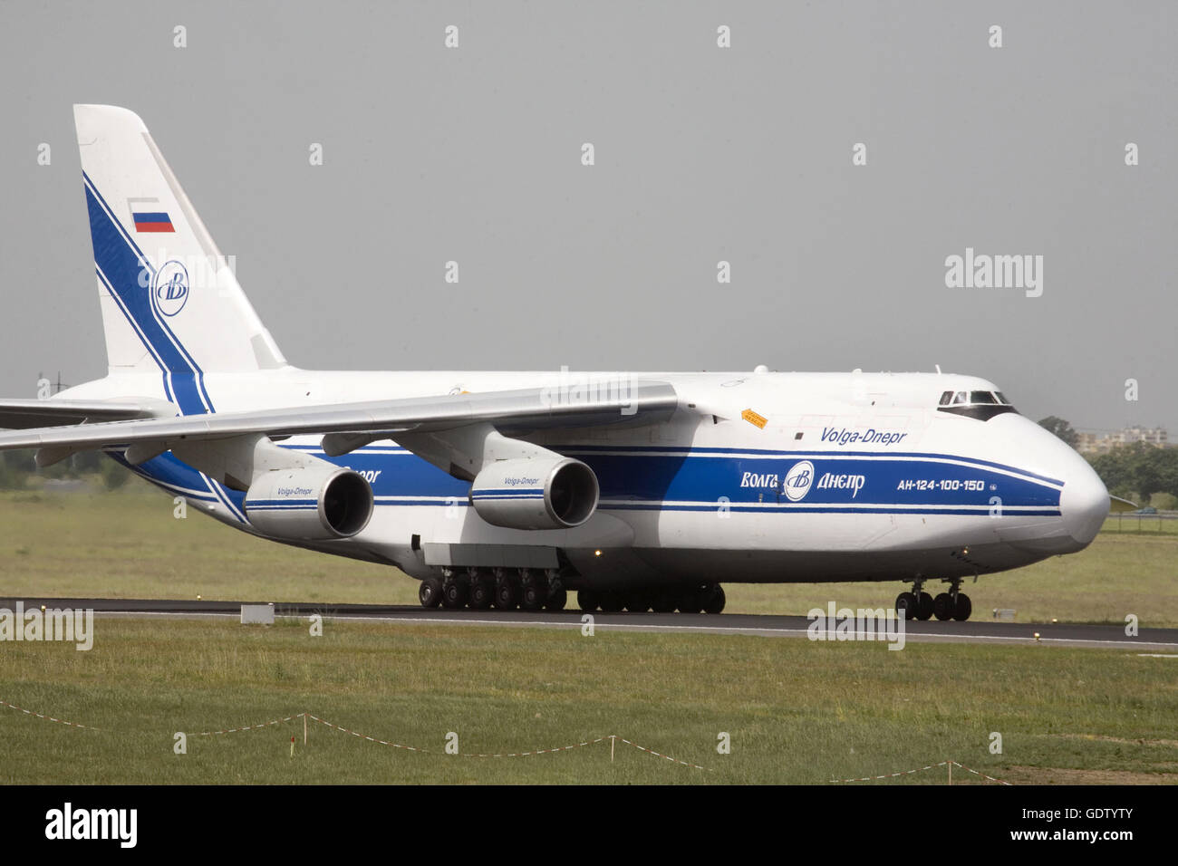 Antonov 124 aircraft hi-res stock photography and images - Alamy