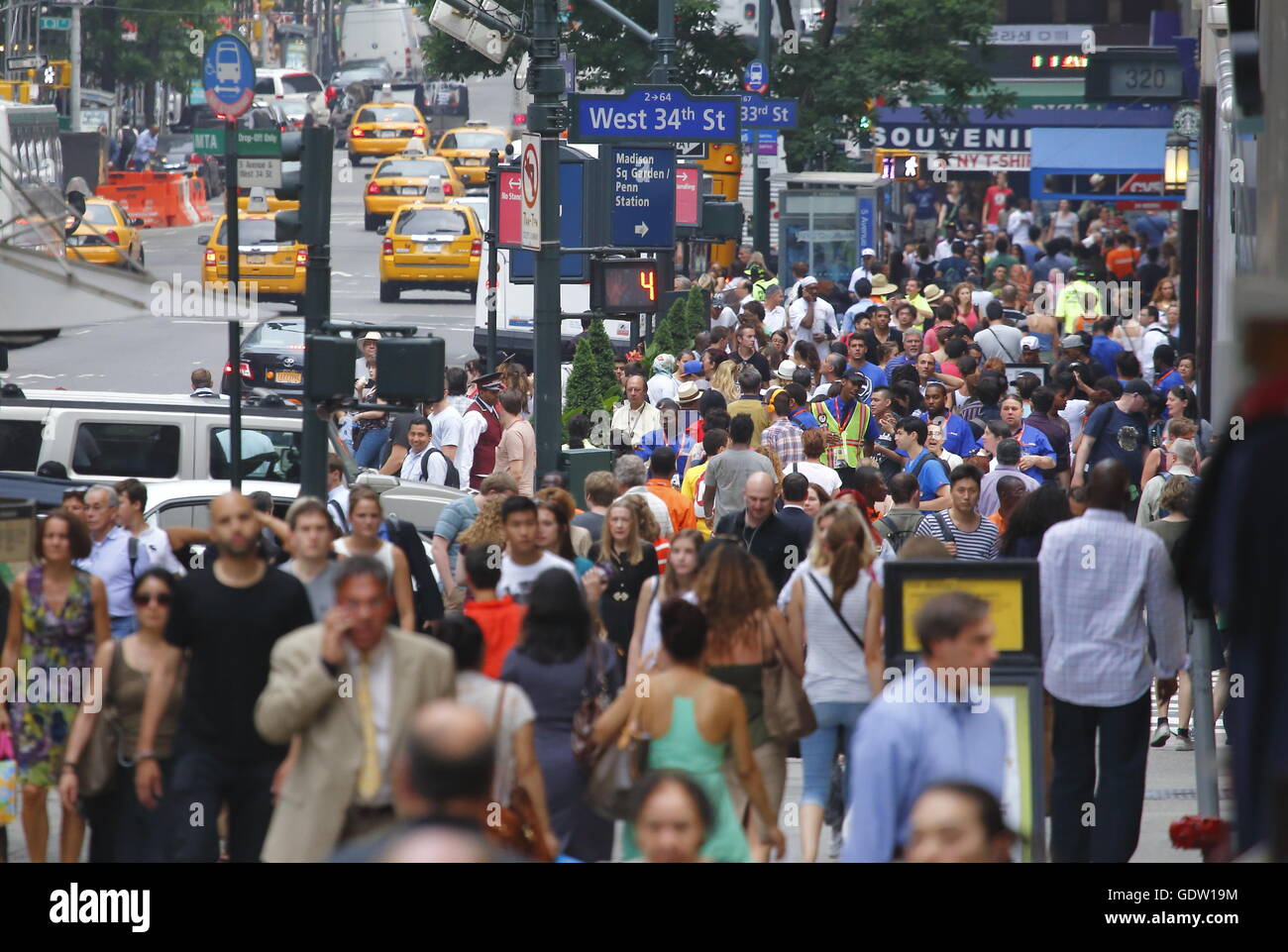 Crowd scene fifth avenue hi-res stock photography and images - Alamy