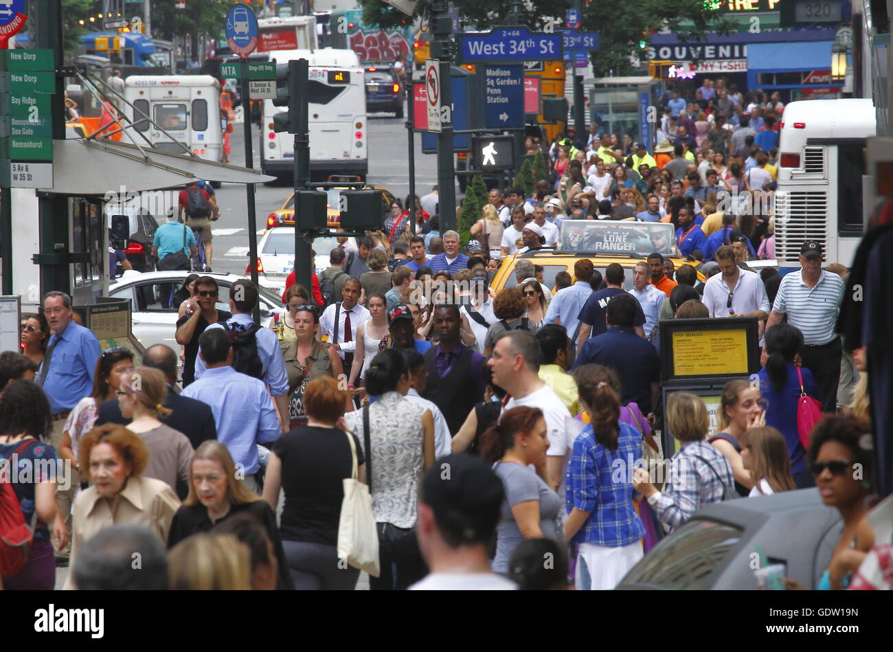 Crowd scene fifth avenue hi-res stock photography and images - Alamy