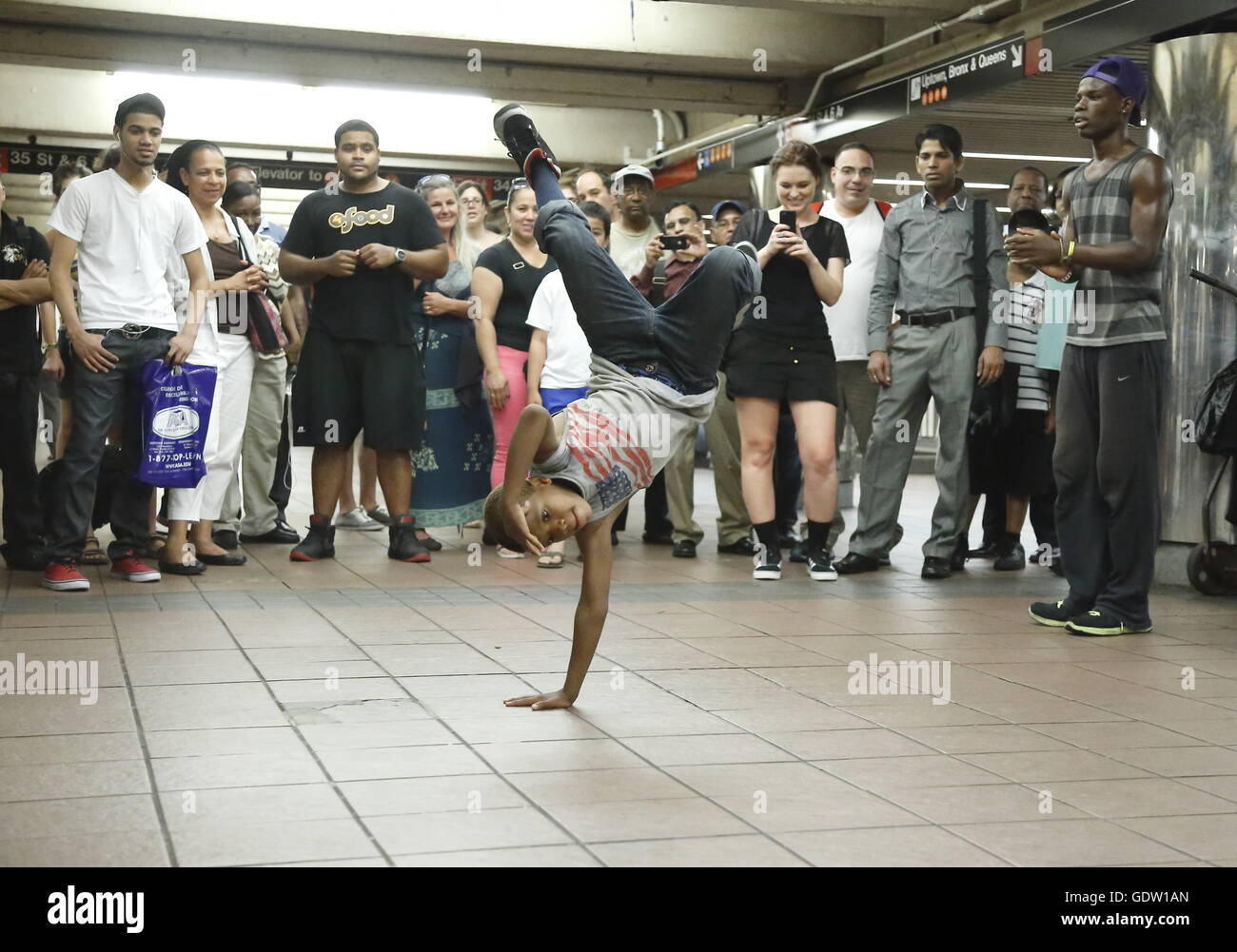 Breakdance audience hi-res stock photography and images - Alamy