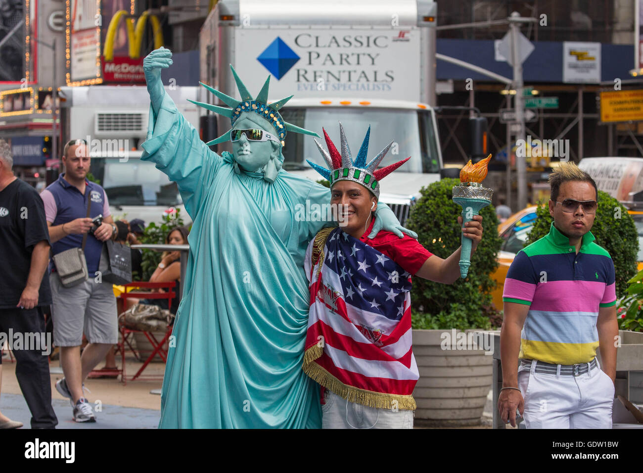 Liberty statue times square new hi-res stock photography and images - Alamy