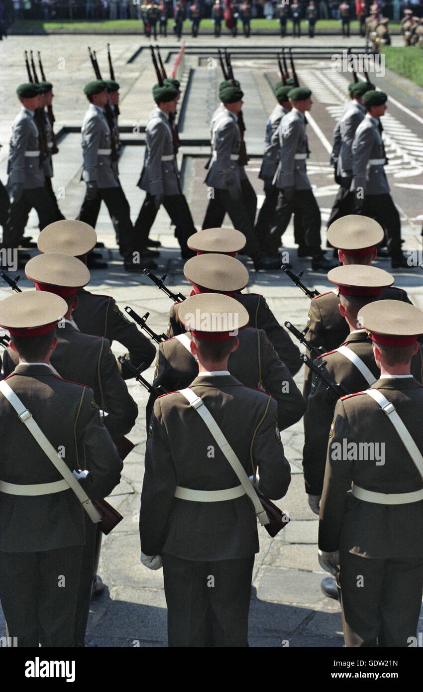 Russian and German soldiers Stock Photo - Alamy