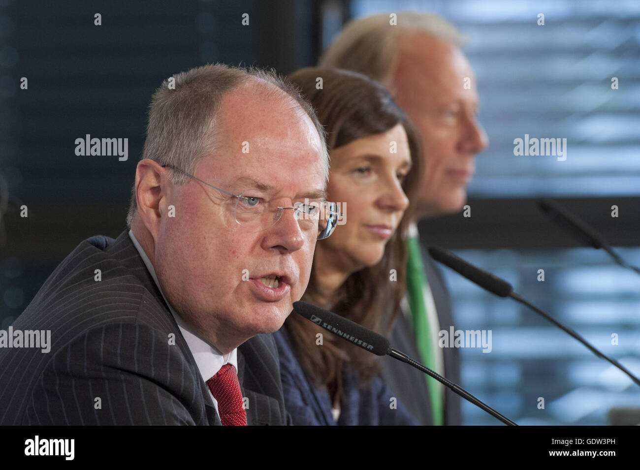 Green press conference hi-res stock photography and images - Alamy