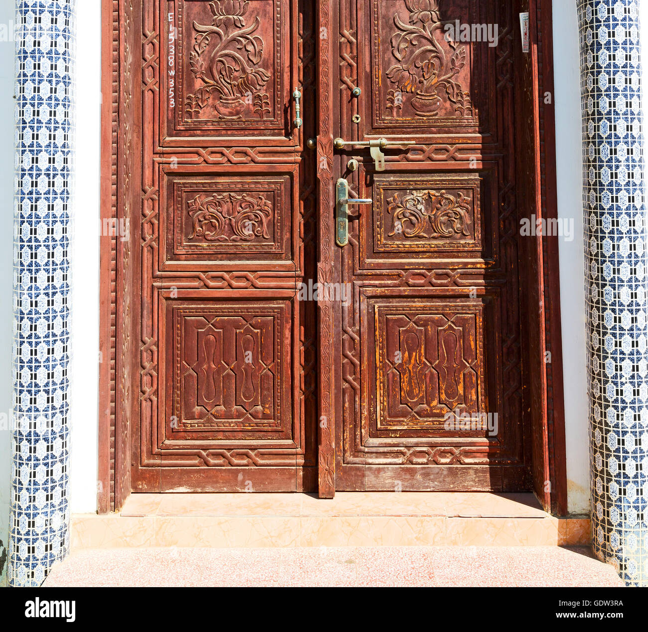 oman old wooden door and wall in the house Stock Photo - Alamy