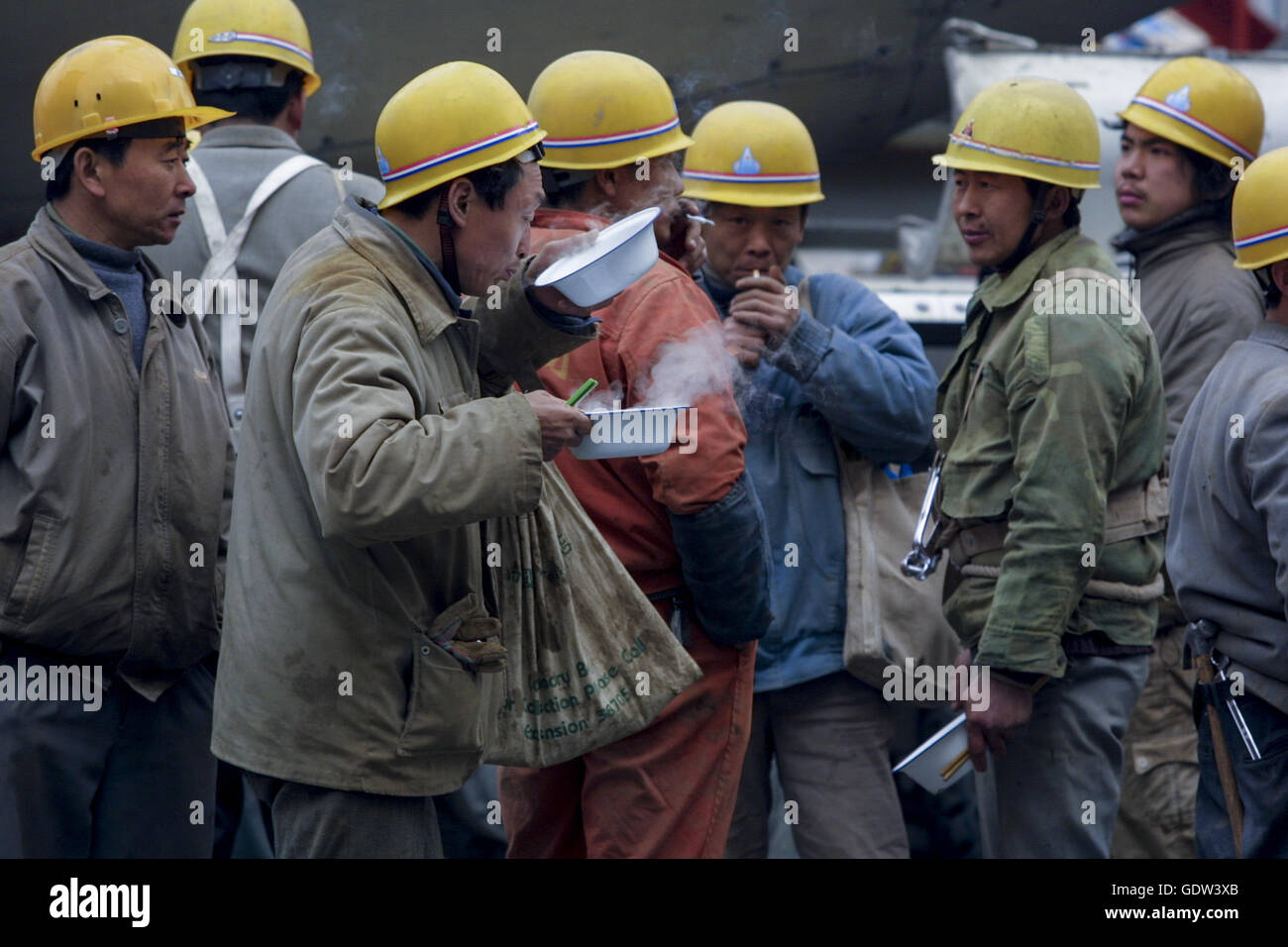 Workers eat lunch construction site hi-res stock photography and images ...