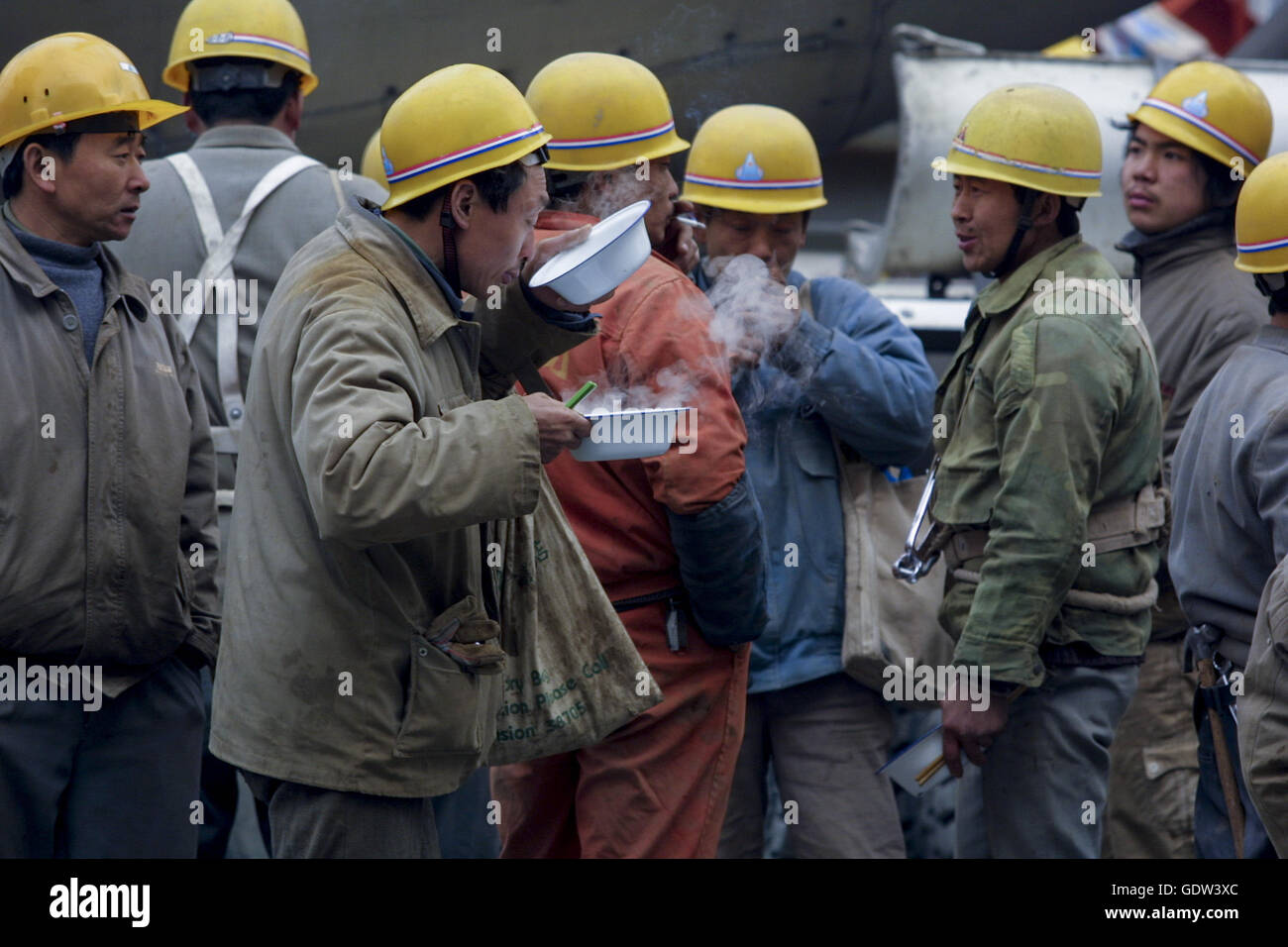 Workers eat lunch construction site hi-res stock photography and images ...