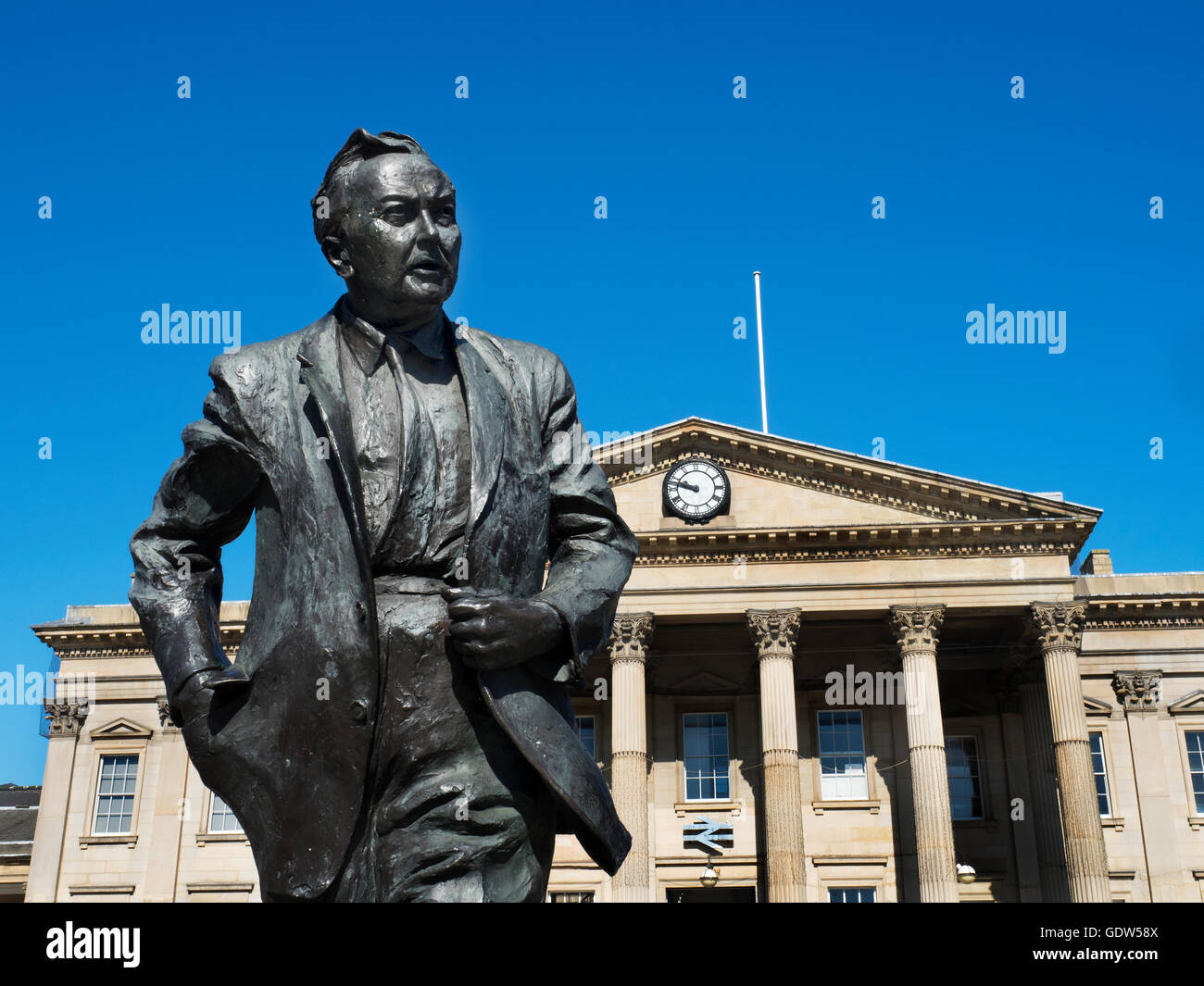 Harold Wilson Statue at the Railway Station in St Georges Square ...