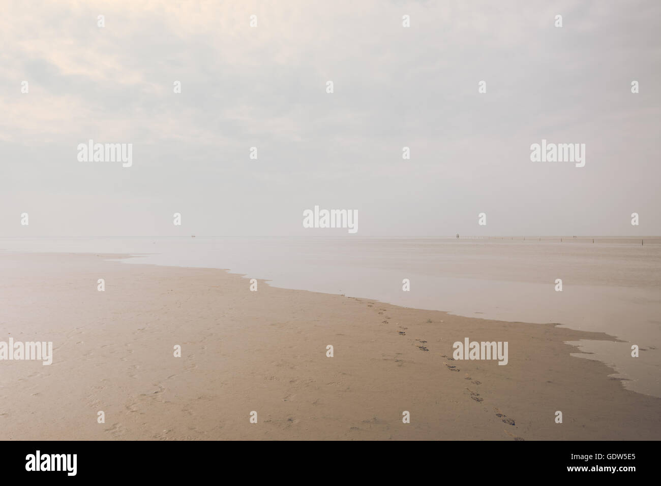 Minimal waves hi-res stock photography and images - Alamy