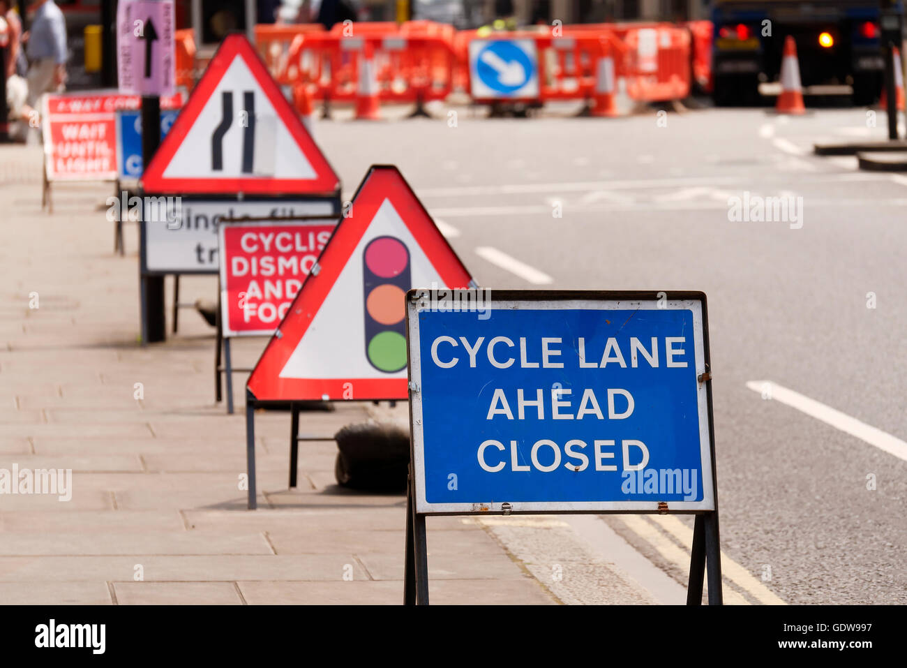 Road closure safety signs hi-res stock photography and images - Alamy