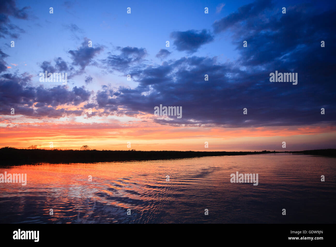 Purple sky over water hi-res stock photography and images - Alamy